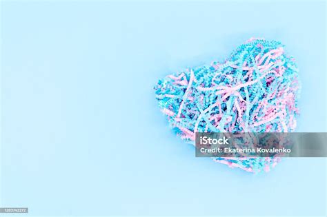 파란색 배경에 파쇄 된 종이로 만든 하트 모양입니다 텍스트의 공간을 복사합니다 갈기갈기 찢어진에 대한 스톡 사진 및 기타 이미지 갈기갈기 찢어진 감정 개념 Istock