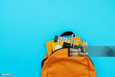 학교 개념으로 돌아갑니다 파란색 배경에 학교 용품이있는 배낭 맨 위 보기 공간을 복사합니다 플랫 레이 배낭에 대한 스톡 사진 및 기타 이미지 Istock