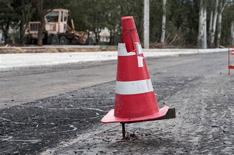 도로 건설 또는 수리 아스팔트의 새로운 층을 배치 증가 정확도 및 경고 표지판 콘에 대한 수준을 표시 0명에 대한 스톡 사진 및