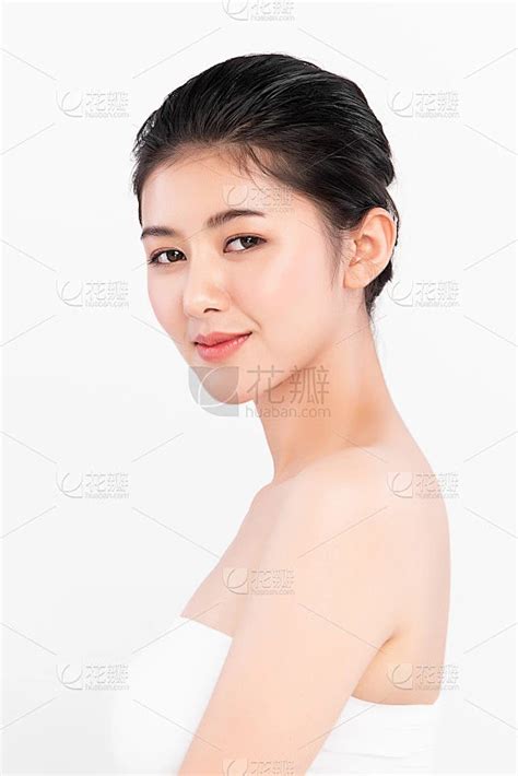 美丽的年轻亚洲女人与干净的新鲜的皮肤在白色的背景，面部护理，面部治疗，美容，美容和水疗，亚洲妇女肖像素材 花瓣网