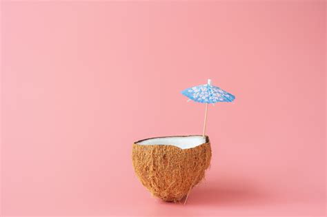 봄 여름 휴가 및 휴가 배경 개념과 과일 열대 현대 핑크 종이에 코코넛과 우산 해변을 슬라이스 배열 파스텔 톤의 미니멀한 스타일 텍스트 및 단어의 공간을 복사합니다