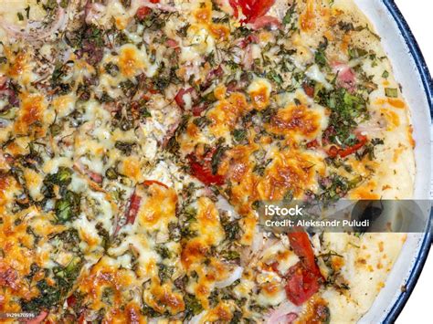 모듬 피자 배경 수제 야채 파이 파이를 엽니 다 칼로리 영양 토마토 치즈 허브 및 계란을 곁들인 피자 건강한 생활방식에 대한 스톡 사진 및 기타 이미지 Istock