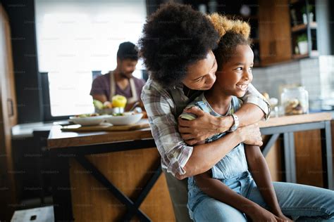 부엌에서 함께 건강 한 음식을 준비 하는 행복 한 아프리카 계 미국인 가족 사진 Unsplash의 아프리카계 미국인 여성 이미지