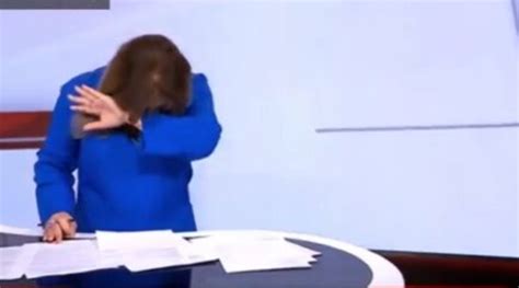 فیلم خنده‌های عجیب مجری بی‌بی‌سی هنگام پخش خبر بایدن