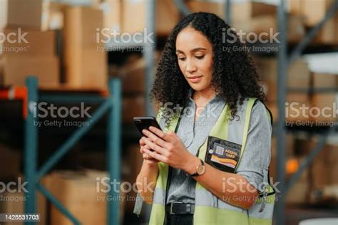 창고에서 온라인 전자 상거래 주문을 읽는 전화로 배송 물류 및 배달 작업자 수출 또는 운송 서비스 공장에서 일하는 공급망 재고 및화물 관리자 확인 이메일 창고에 대한 스톡