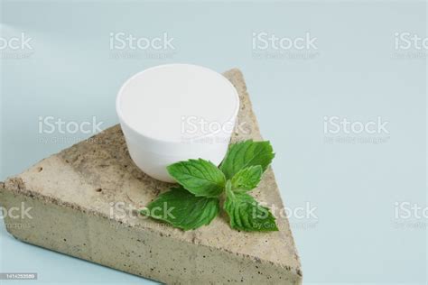 화장품 블랙 크림 항아리와 삼각형 돌 라이트 블루 배경에 신선한 민트 유기농 화장품 개념 개념에 대한 스톡 사진 및 기타 이미지 Istock