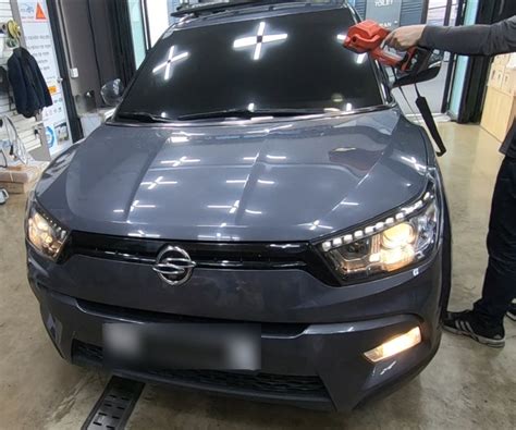 티볼리 앞유리교체 후기 도로에서 날아온 돌 차유리깨짐으로 인해 전면유리교환 비품유리중고유리교환가격 및 오토라이트 후진시 자동비상깜빡이 모듈설치 팁 제공