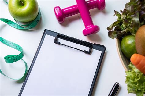 영양사 책상에 건강한 과일 야채 및 측정 테이프가있는 클립 보드 올바른 영양 및 다이어트 개념 개념에 대한 스톡 사진 및 기타 이미지 Istock