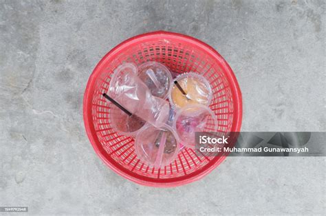 빨간 쓰레기통에는 플라스틱 음료수 컵이 들어 있습니다 플라스틱 폐기물로 인한 환경 및 세계 해양 오염 재활용 재료 사용 거부 평면도 가득 찬에 대한 스톡 사진 및 기타