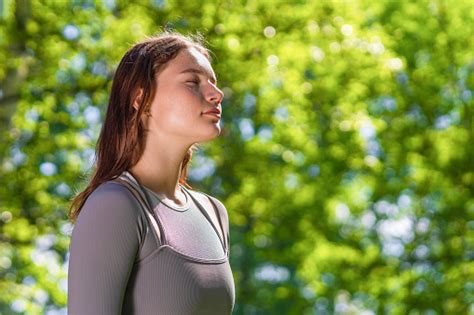 무성한 녹지로 둘러싸인 고요한 환경에서 야외에서 요가를 연습합니다 18 19세에 대한 스톡 사진 및 기타 이미지 18 19세 Mental Wellbeing 감사