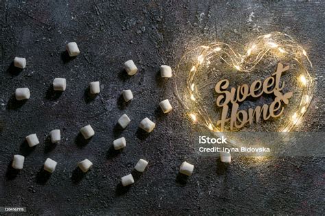 흰색 마시멜로와 빛나는 화환의 중심에 비문 달콤한 홈 상단 보기 및 복사 공간입니다 디자인 또는 인사말 카드에 대한 개념적 배경 12월에 대한 스톡 사진 및 기타 이미지