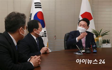 포토 유영민 비서실장 이철희 정무수석 접견하는 윤석열 당선인