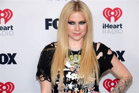 Avril Lavigne Death And Lookalike Conspiracy Theory Explained