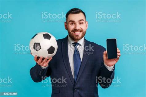 빈 디스플레이 스마트 폰과 축구 공스마트 폰을 들고 공식 스타일 정장을 입고 미소 사업가 축구에 베팅 25 29세에 대한 스톡 사진 및 기타 이미지 Istock
