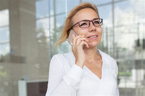 肖像微笑的行政人员与客户在手机上交谈