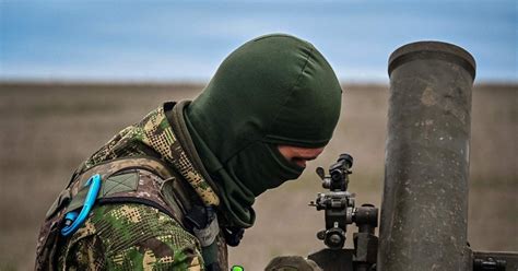 러시아 군 향해 박격포 발사 준비하는 우크라 군