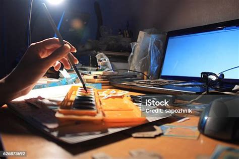 세트 Of 워터컬러 페인트 사용되는 여성 아티스트인 테이블 밤 하루 시간대에 대한 스톡 사진 및 기타 이미지 밤 하루 시간대 예술가 책상 Istock