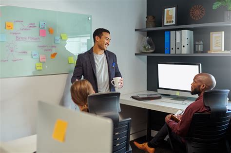 그의 사무실에서 직원에게 프리젠 테이션을주는 젊은 사업가의 샷 20 24세에 대한 스톡 사진 및 기타 이미지 20 24세 25 29세 30 34세 Istock