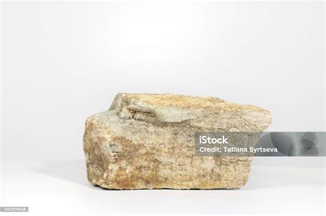 단단한 그림자가 있는 흰색 배경에 격리된 천연 모래 돌로 만든 연단 받침대 최소한의 빈 화장품 프레젠테이션 장면 기하학적 연단 3차원 형태에 대한 스톡 사진 및 기타 이미지