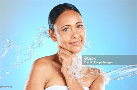아름다움 스킨 케어 및 수분 공급 수분 및 샤워를위한 여성과 함께 물 튀김 웰빙 스파 및 천연 화장품은 노화 방지를 위한 깨끗함 고급스러움 및 건강을 위한 수석 모델의