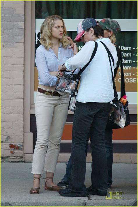 Gif De Teresa Palmer Y Liam Hemsworth The Walking Dead Page 2 Gif De Teresa Palmer Y Liam Hemsworth The Walking Dead Page 2