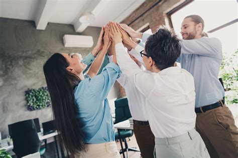 팀워크 사람들 함께 일하는 사진 Highfive 팀 빌딩 편안한 현대 사무실 로프트 룸 인테리어 실내 작업 공간 30 34세에 대한 스톡 사진 및 기타 이미지 Istock