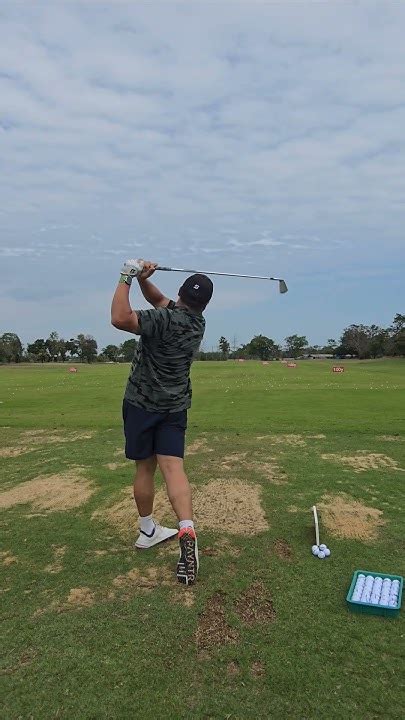 아시안투어 큐스쿨 피닉스골드 연습장에서 측면 아이언샷 페인터골프golfkpga투어프로golfswing골프골프스윙내꿈은장타왕이유호프로태국아시안투어아이언
