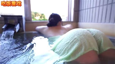 80Beauty with rising butt naked in hot spring美女崛起屁股 全裸泡温泉 bikini spa