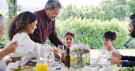저녁 식사 가족 및 유대감 축제 축하 및 사교 모임을 위해 야외에서 음식과 함께 식사 추수 감사절 사람들과 사랑으로 안뜰에서 함께 건강한 식사 휴일 이벤트 및 집에서 호스팅