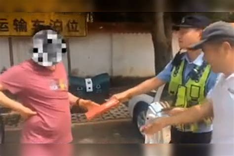 男子超速被查后拿 华子 放警车求放过 下一秒遭民警 带走 警告