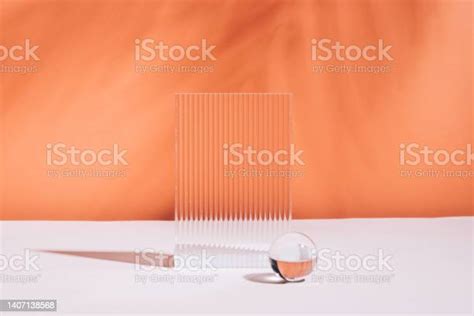 추상 연단은 유리로 만든 다양한 기하학적 모양 산호 빈 배경 단단한 그림자 식물 강단에 대한 스톡 사진 및 기타 이미지 강단 0명 Fashion Show Istock