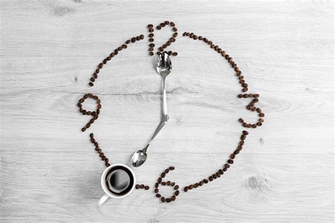 커피 곡물나무 배경에 시계의 형태로 접혀 대신 숫자 7 커피 한 잔 이는 커피를 마시는 시간이의미 모닝 커피 시간 0명에 대한 스톡 사진 및 기타 이미지 Istock