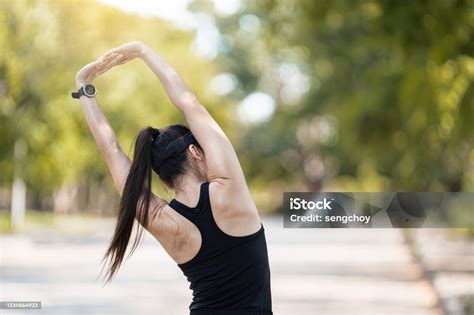 저녁 일몰 아래 도시 자연 공원에서 야외 조깅 운동 하기 전에 스트레칭 을 하 고 스포츠 의상에 쾌활한 아시아 여성 주자 건강관리와 의술에 대한 스톡 사진 및 기타 이미지