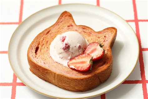 3月1日より発売いちごの旨味を閉じ込めたねこねこ食パン 濃いいちごが新登場三毛猫の日を記念したオンラインストア限定のねこねこ