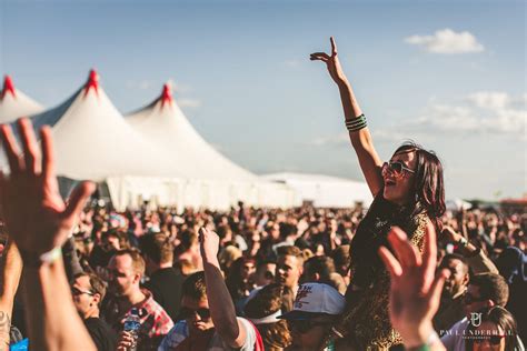 Girls Women On Shoulders Music Festival Photography 00001 Paul