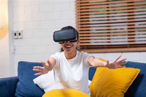 가상 현실 고글을 착용한 Vr 리얼리티 체험 중 공기를 만지는 젊은 아시아 여성 Future 기술 컨셉 3차원 형태에 대한 스톡 사진 및 기타 이미지 Istock