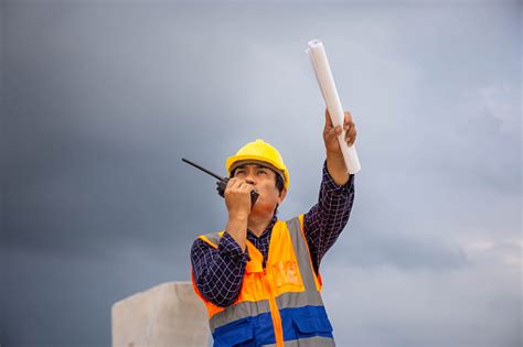 건설 현장에서 프로젝트를 점검하는 건설 엔지니어 건설 현장에서 청사진을 가진 건축가 인프라 건설 현장의 하드 햇에있는 포먼 노동자 개발에 대한 스톡 사진 및 기타 이미지