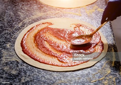 피자를 만드는 과정 카페 주방에서 피자를 만드는 요리사 베이커의 손 기술에 대한 스톡 사진 및 기타 이미지 기술 남자 레스토랑 Istock