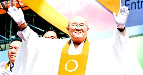 손 흔들며 인사하는 경산 종법사