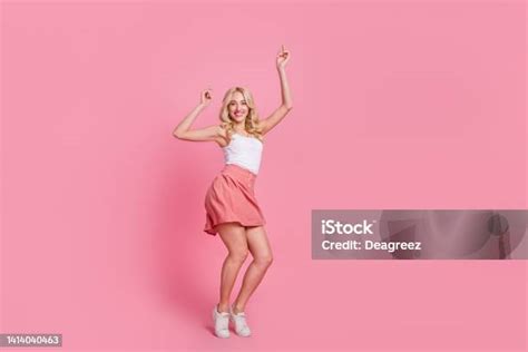 핑크 파스텔 색상 배경 위에 고립 된 매력적인 얇은 쾌활한 소녀 춤추는 움직이는 휴식의 전체 길이 몸 크기보기 20 24세에 대한 스톡 사진 및 기타 이미지 Istock