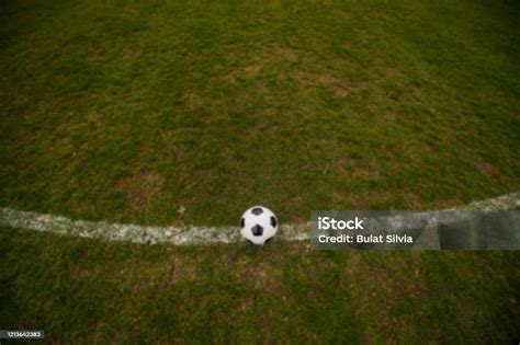 클래식 축구 공의 흐릿한 배경 전형적인 흑백 패턴 경기장 잔디의 흰색 마킹 라인에 배치 복사 공간이있는 녹색 잔디 잔디밭에 있는 전통적인 축구 공 2020년에 대한 스톡