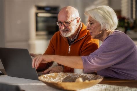 아늑하고 따뜻한 조명이 켜진 집 인테리어에서 노트북을 사용하는 고위 백인 커플 60 64세에 대한 스톡 사진 및 기타 이미지 60 64세 70 79세 가계 Istock