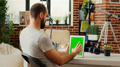 무선 장치에서 격리된 그린 스크린 디스플레이로 작업하는 사무실 작업자 거실에 대한 스톡 사진 및 기타 이미지 거실 경영자 공란 Istock