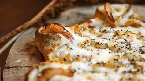 Пица с пълнена коричка Готварски рецепти