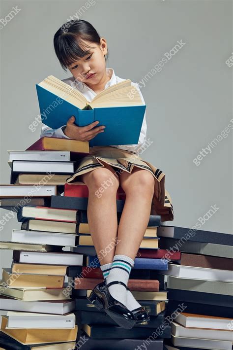 어린이 나이 초등학생 초등교육 교육 주제 공부 움직이는활동 학생 창의성 학습격차 소녀 여성 호기심 이미지 Jv12308409 게티이미지뱅크