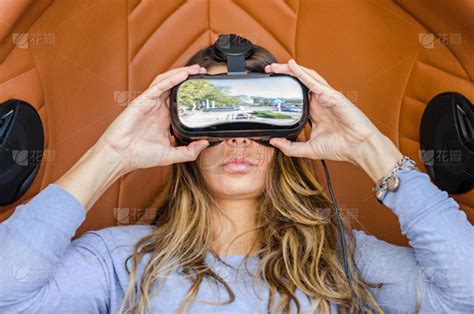 女人 虚拟现实 游戏 进行中 未来 耳麦 座位 水平画幅 椅子 噪声