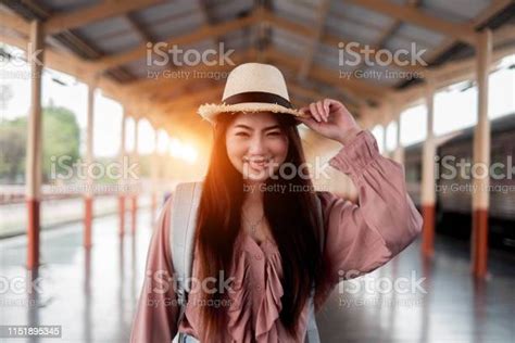 기차역에서 휴가 휴식에 배낭 모자를 들고 웃는 여자 여행자 휴식 개념 여행 개념n 가방에 대한 스톡 사진 및 기타 이미지 가방 거리 관광 Istock