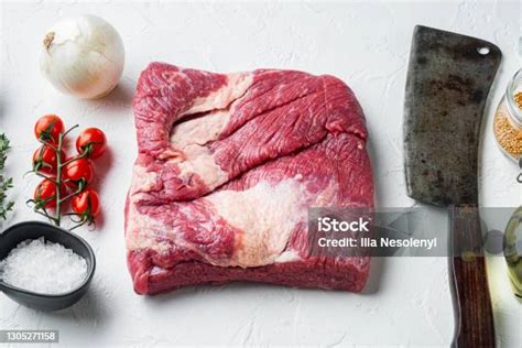 생 브리스킷 쇠고기 컷 블랙 앵거스 쇠고기 흡연을위한 재료와 바베큐 파스트라미 치료 화이트 스톤 배경에 요리법에 대한 스톡 사진 및 기타 이미지 Istock