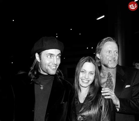 عکس؛ سفر در زمان؛ آنجلینا جولیِ 19 ساله در کنار پدر و برادرش؛ سال 1372