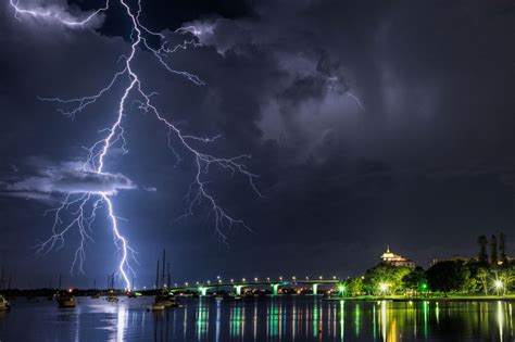 Florida Is The Lightning Capital Of The U S Here S How To Stay Safe